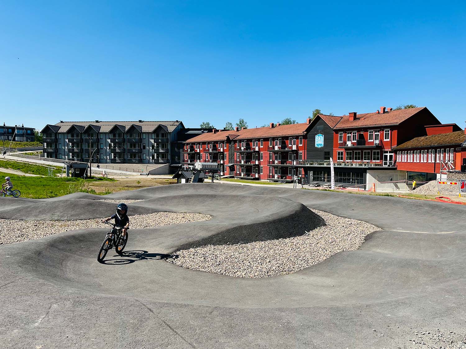 Kungsberget sommartid i vacker sommarskrud - Barnens Turistguide